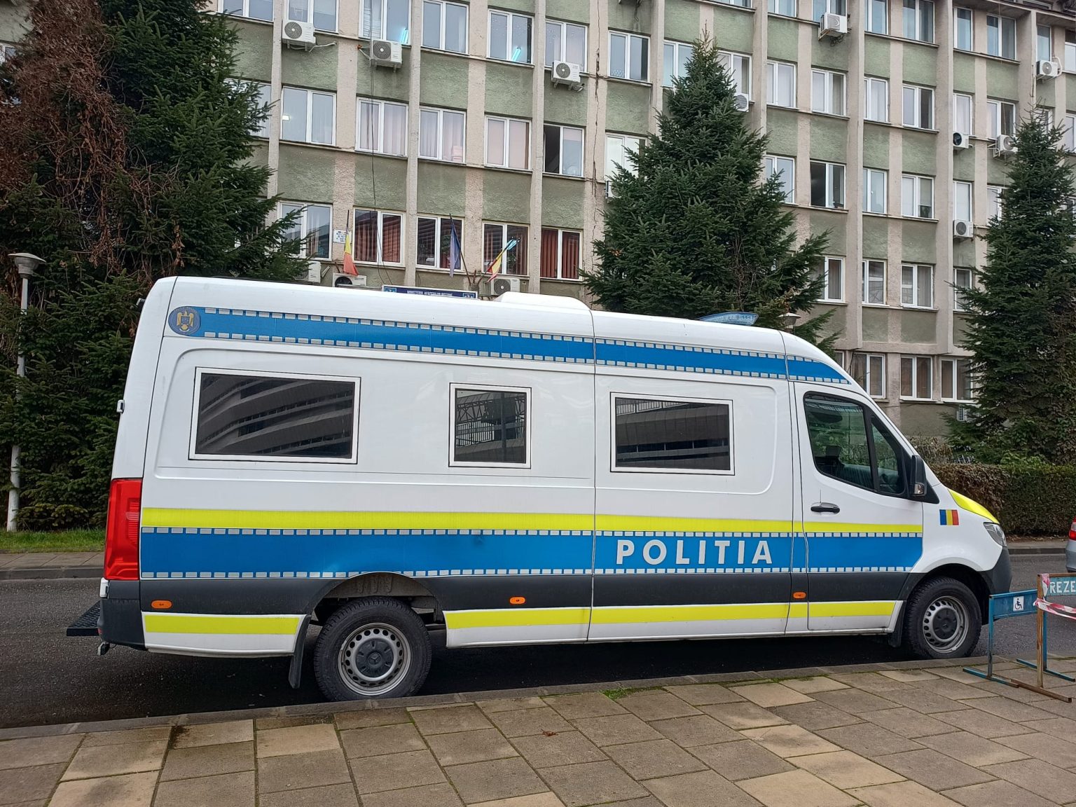 Un suspect a fugit de sub escorta polițiștilor cu cătușele la mâini ...