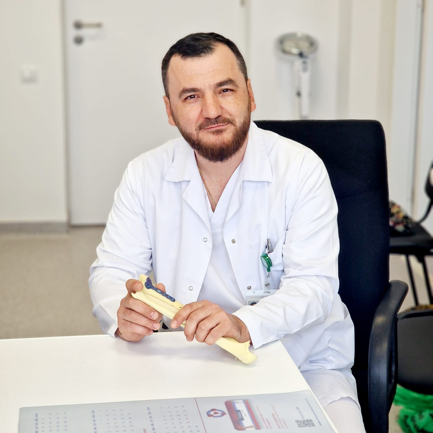 Un apreciat medic ortoped își invită pacienții să vină la consultații ...