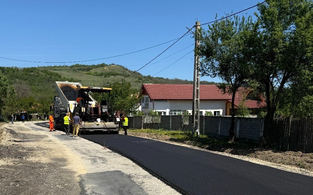 Se lucrează intens la modernizarea a două drumuri județene din Gorj