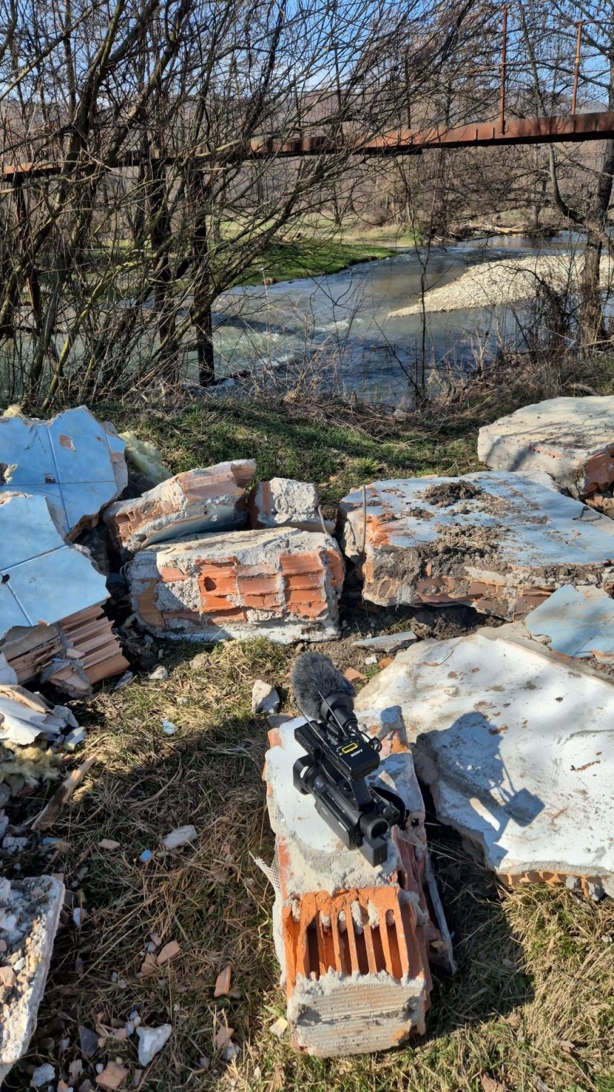 Deșeuri abandonate lână râul Motru. Amenzi pentru Primărie și o firmă